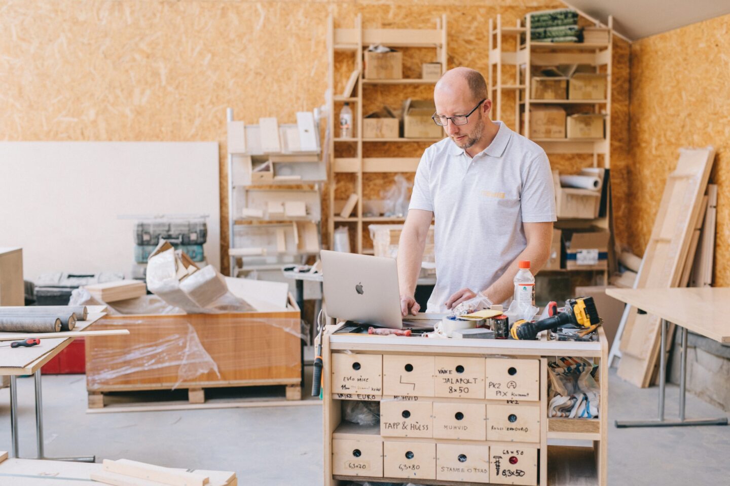 Stock keeping unit (SKU): what it is and how to use it — Katana