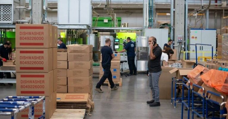 Product Traceability in Manufacturing: Benefits of Implementation